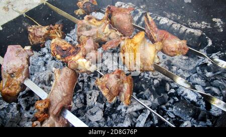 Raw meat on barbecue wire, barbecue preparation, outdoor scene Stock ...