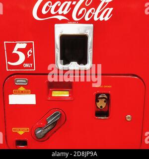 Vintage Coca Cola Machine Stock Photo - Alamy
