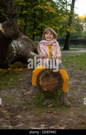 Photo portrait of amazed girl in vr-headset isolated on pastel pink ...