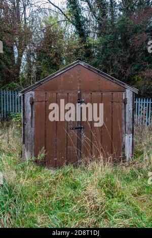 single stand alone 60's style car garage Stock Photo - Alamy