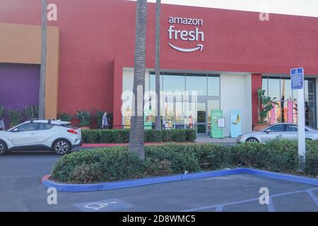 Amazon fresh storefront and sign at their new tech smart grocery store ...