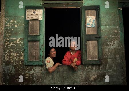 Environmental portrait of women villagers of Nauli village in Sitahuis ...