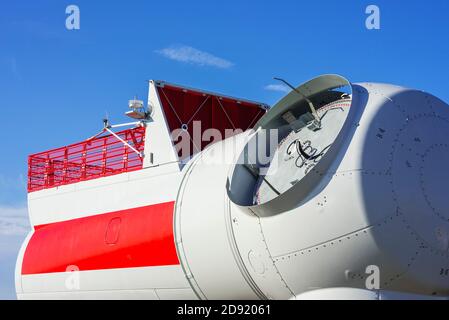 Wind turbine nacelle with rotor hubs and tower sections for offshore ...