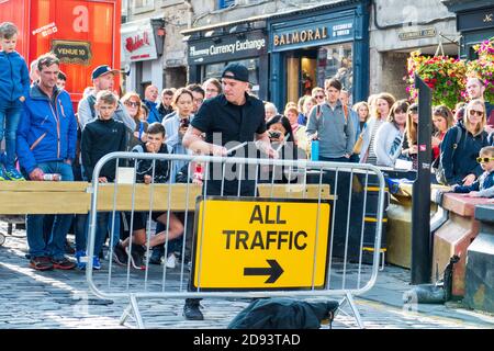 Bucket Boy Matthew Pretty trommelt auf verschiedenen Gegenständen ...