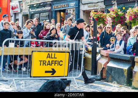 Bucket Boy Matthew Pretty trommelt auf verschiedenen Gegenständen ...
