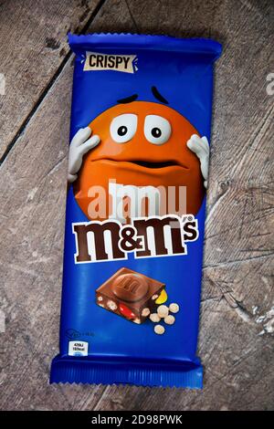 M&M's Crispy Chocolate Bar Stock Photo - Alamy