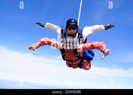sky dive tandem friends Stock Photo - Alamy