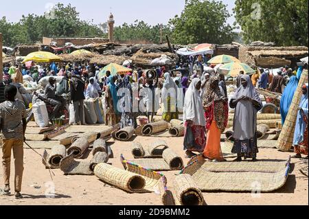 NIGER, village Namaro, market day, pottery goods / Dorf Namaro ...