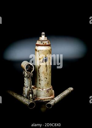 hydraulic bottle jack Stock Photo - Alamy