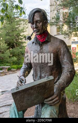 A bronze statue of Tommy Thompson, in front of the Huntsville City Hall ...