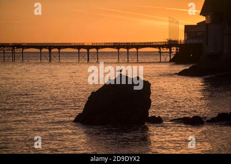 Mumbles, Swansea, UK. 5th Nov, 2020. Fishermen take advantage of the ...