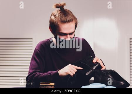 a man is painting shoes, blue shoe polish,Painted blaue leather shoes ...