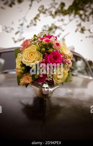 Wedding bouquet on vintage wedding car Stock Photo - Alamy