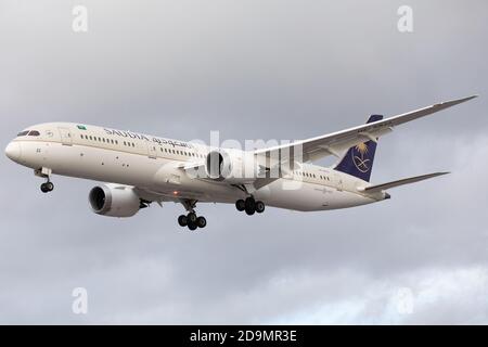 A Saudi Arabian Airlines Boeing 787 landing at London Heathrow Airport ...