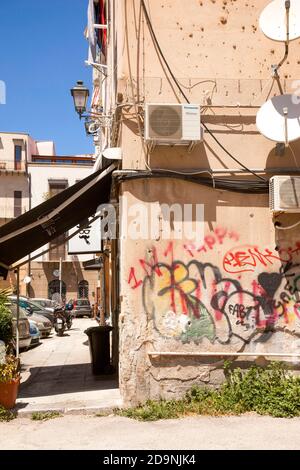 Graffiti wall home house neighborhood spray paint mark ID identify ...