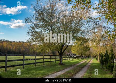 Going home. Entrance road to bucolic farm house in rural Virginia Stock ...
