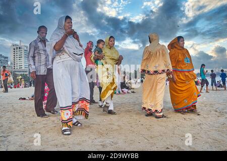 Colorfully dressed women of the (Muslim) Bohra / Bohri sect in Mumbai ...