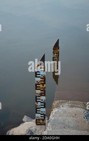 Dam water level indicators Stock Photo - Alamy