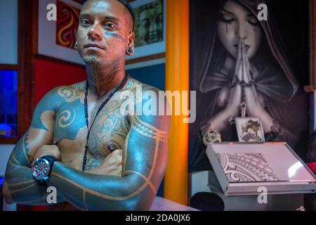 Polynesian with traditional tattoo, French Polynesia Stock Photo - Alamy
