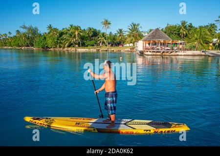Paddle surf in the beach of Rangiroa, Tuamotu Islands, French Polynesia ...