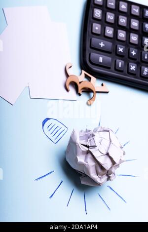 Wrinkled paper and drawn rays making light bulb Stock Photo - Alamy