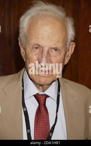 Manhattan District Attorney Robert Morgenthau, with Gregory Waples ...