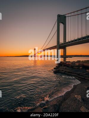 Sunset afterglow of the Brooklyn Bridge and New York City skyline at ...