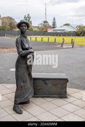 Bronze statue Whaler’s Wife by sculptor Greg James on Queen Street ...