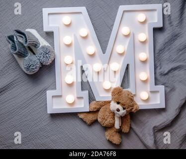 Light bulb on light grey paper background Stock Photo - Alamy
