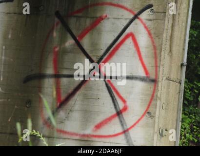 Crossed-out swastika on a wall, lettering "gegen Rechts-Verdreher ...