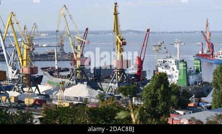 Bulk carrier ship under load of clinker cargo loading by shore cranes ...