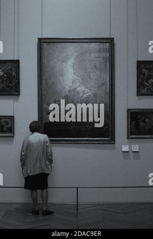 People observing paintings in the Louvre Museum Stock Photo - Alamy