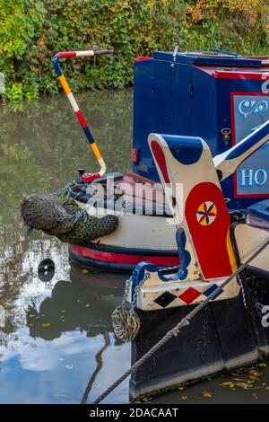 Grand Union Canal. Decorative ropework on the tiller of a narrowboat at ...