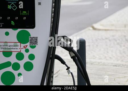 symbolbild e auto elektroauto ladestation Stock Photo - Alamy