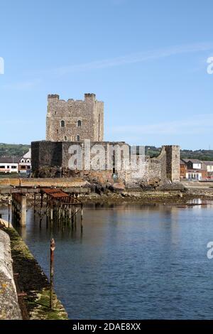Carrick Fergus Castle and statue of King William 111, Carrick Fergus ...