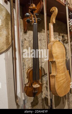 Neapolitan violin making atelier "Liuteria Napoli Stock Photo - Alamy