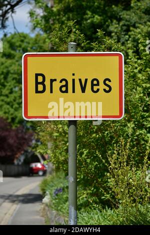 Illustration shows the name of the Braives municipality on a road sign ...