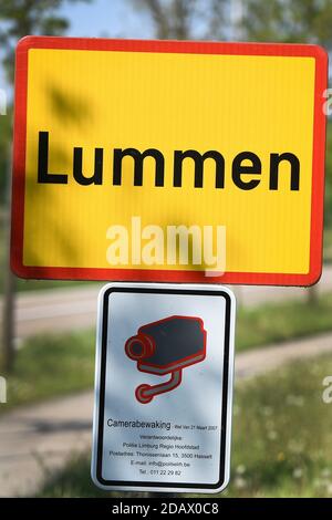 Illustration shows the name of the Lummen municipality on a road sign ...