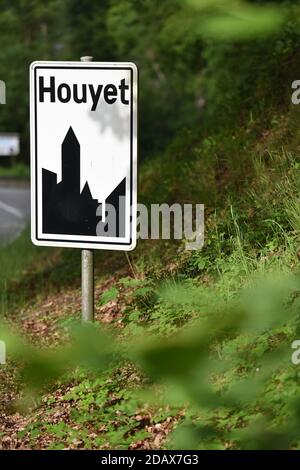 Illustration shows the name of the Houyet municipality on a road sign ...