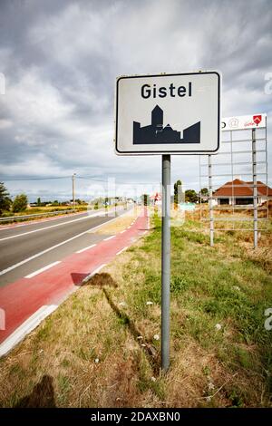 Illustration shows the name of the Gistel municipality on a road sign ...