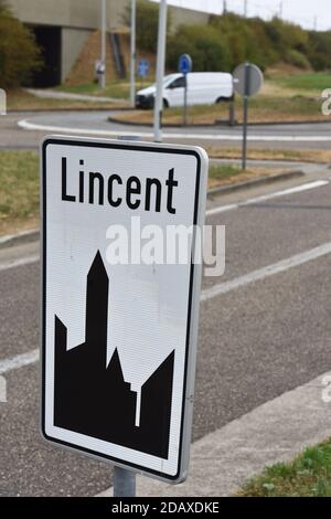 Illustration shows the name of the Lincent municipality on a road sign ...