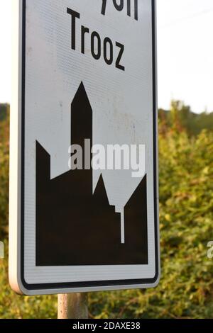 Illustration shows the name of the Trooz municipality on a road sign ...