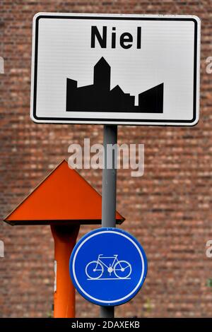 Illustration shows the name of the Niel municipality on a road sign ...