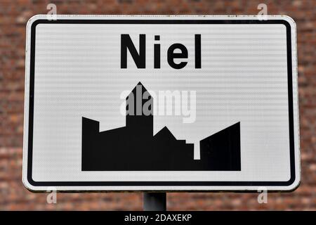 Illustration shows the name of the Niel municipality on a road sign ...
