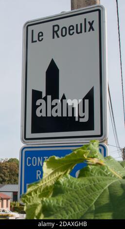 Illustration shows the name of the Le Roeulx municipality on a road ...