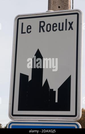Illustration shows the name of the Le Roeulx municipality on a road ...
