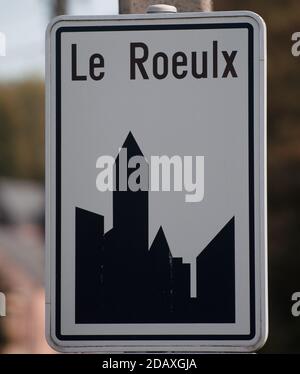 Illustration shows the name of the Le Roeulx municipality on a road ...