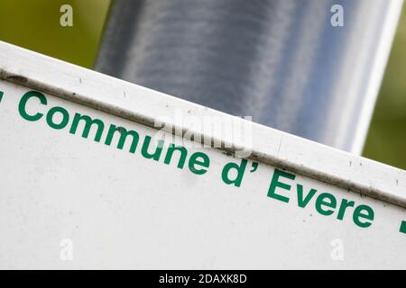 Illustration shows the name of the Evere municipality on a road sign ...