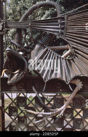 PABELLONES GÜELL - DETALLE DE LA REJA CON FORMA DE DRAGON - SIGLO XIX ...
