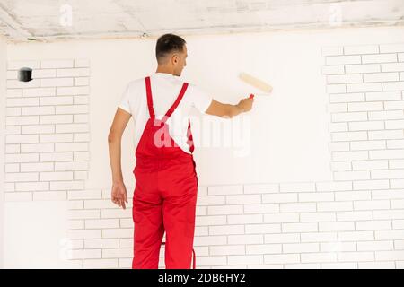 Man painting the wall, master wall painter Stock Photo - Alamy